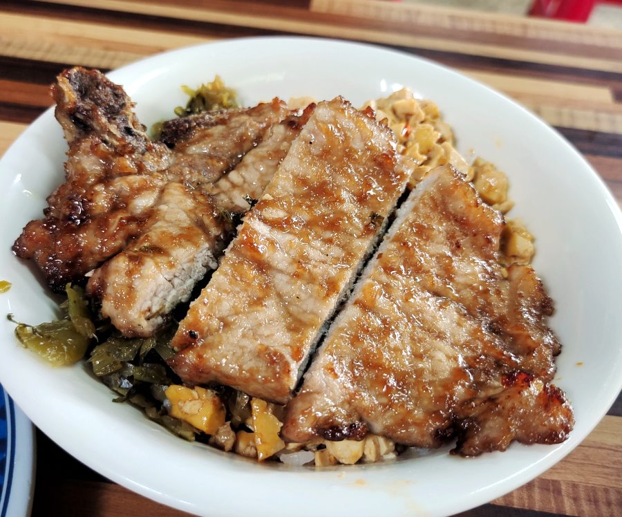 【淡水美食】義山路黑店排骨飯(黑二店排骨飯)．隱藏版在地美味!